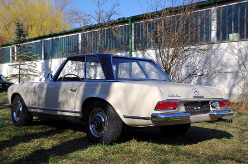 Oldtimer Mercedes Benz 230 SL in Originalzustand mit 2 Jahren ...